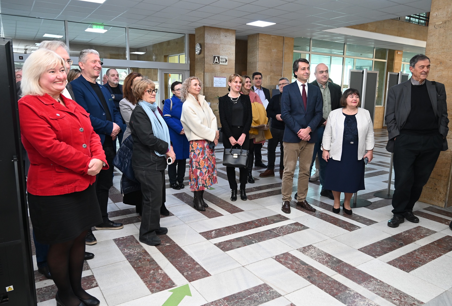 УНСС Ректорът откри изложба по случай 20 години сътрудничество между УНСС и Икономическия и